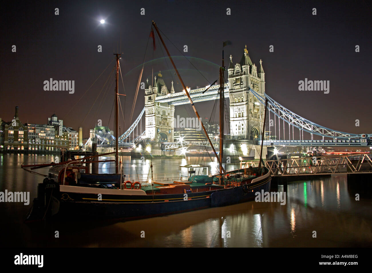 The 'tower of london' night moon hi-res stock photography and images ...
