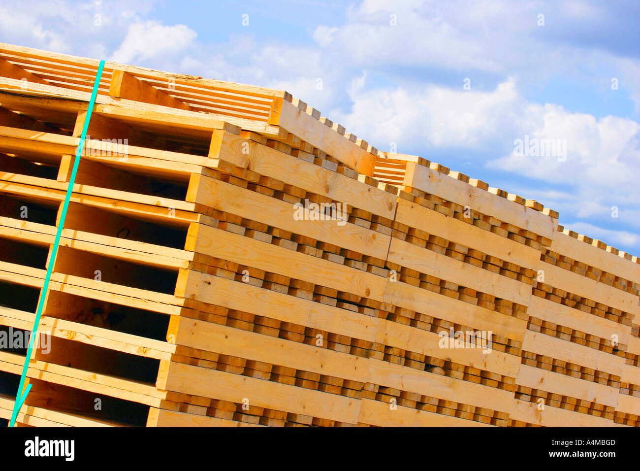 Stack wooden palettes hi-res stock photography and images - Alamy