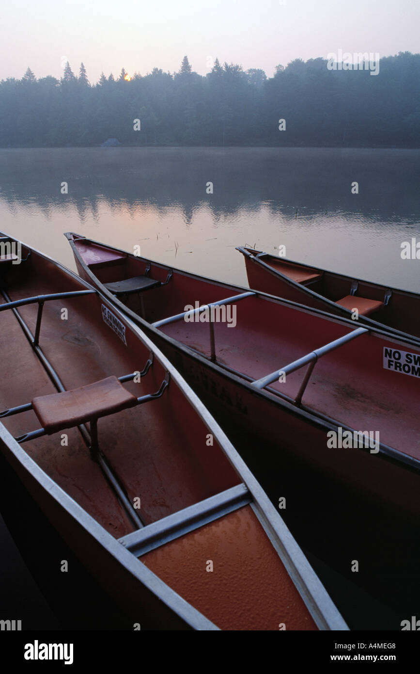 Canoes at lakefront hi-res stock photography and images - Alamy