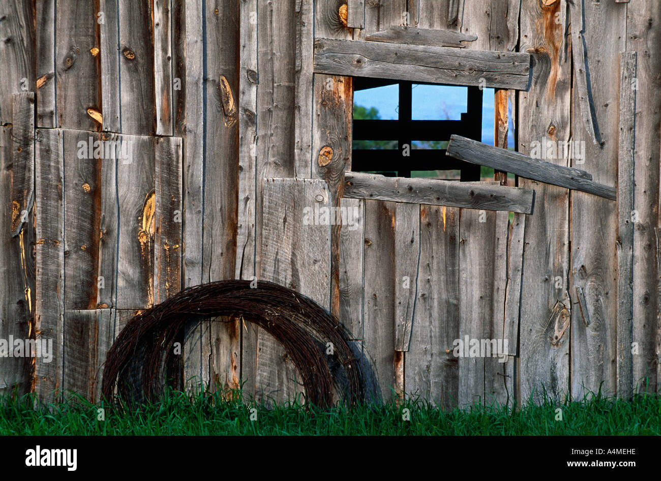 Old roll rusty barbed wire hi-res stock photography and images - Alamy