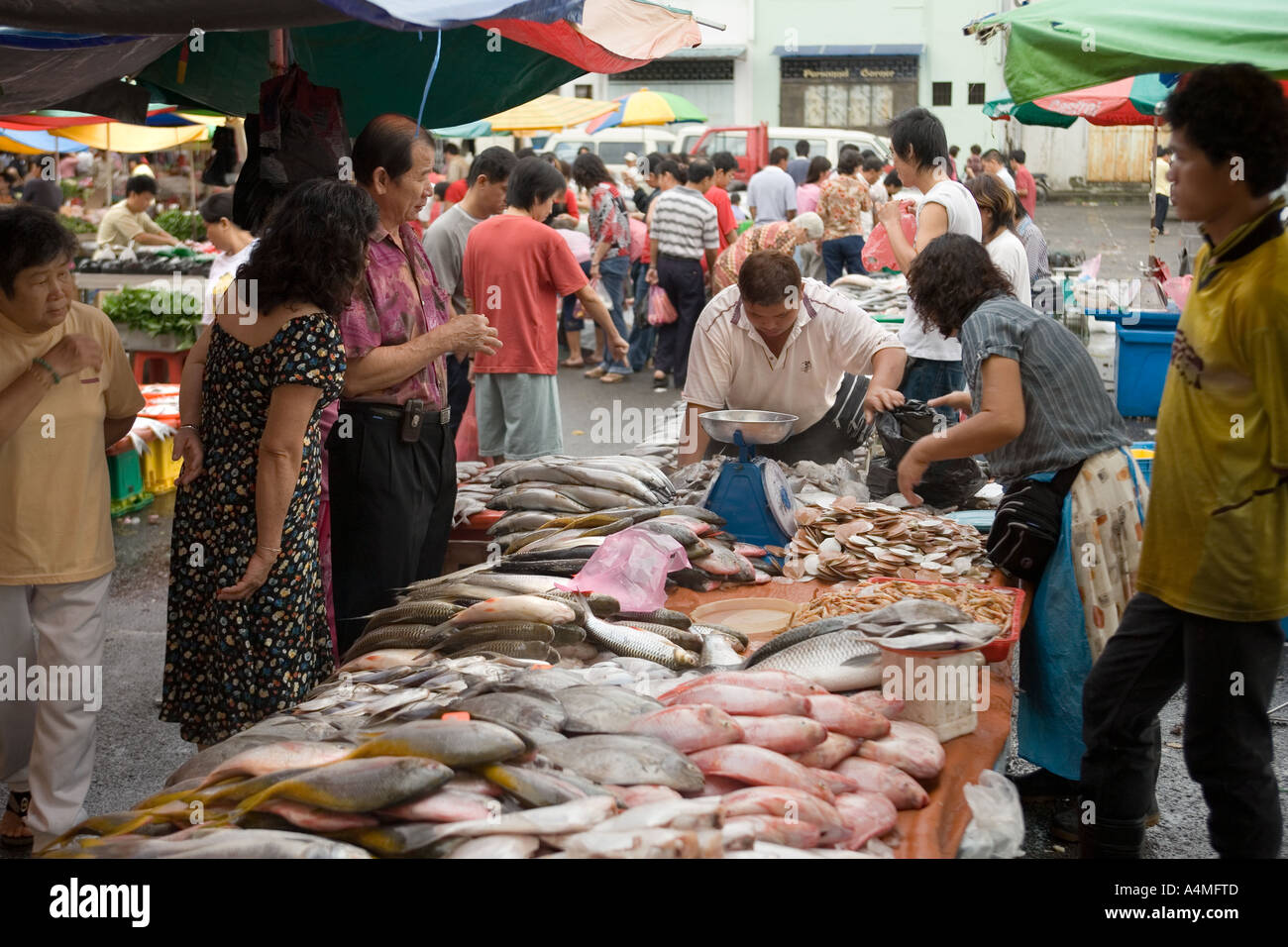 Malaysia Sarawak Sibu Sunday food market people at fish stall Stock ...