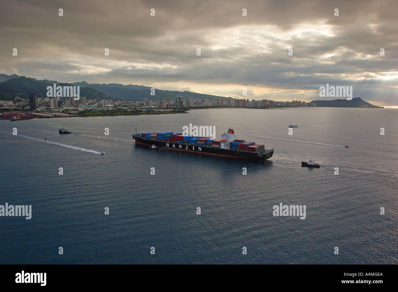 Tug boat and barge Honolulu Hawaii Stock Photo - Alamy