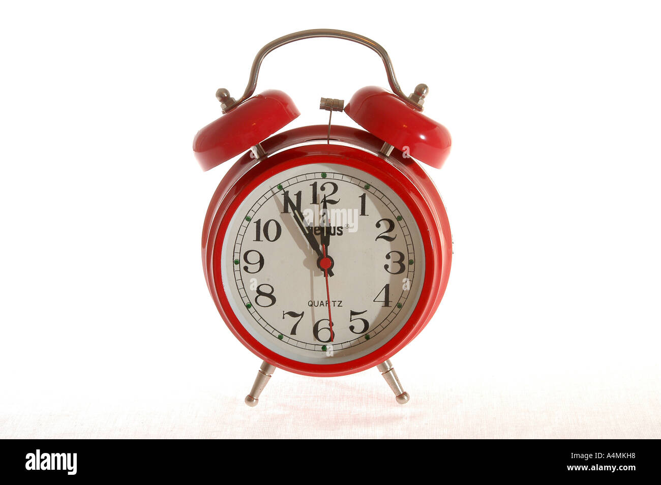 roter Wecker fünf vor zwölf rot Uhr Uhrzeit Zeit Stock Photo - Alamy