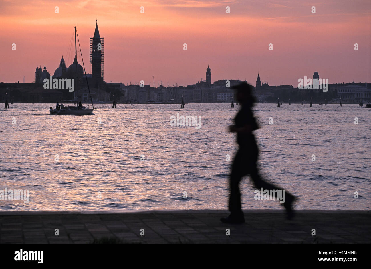 Skyline sunset silhouette venice hi-res stock photography and images ...