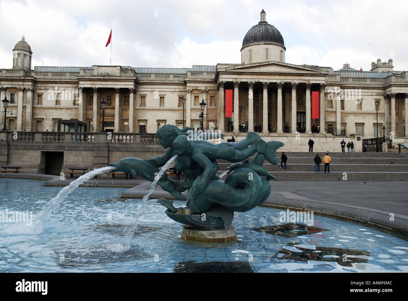 Trafalgar Square Fountains and the national Gallery Stock Photo - Alamy