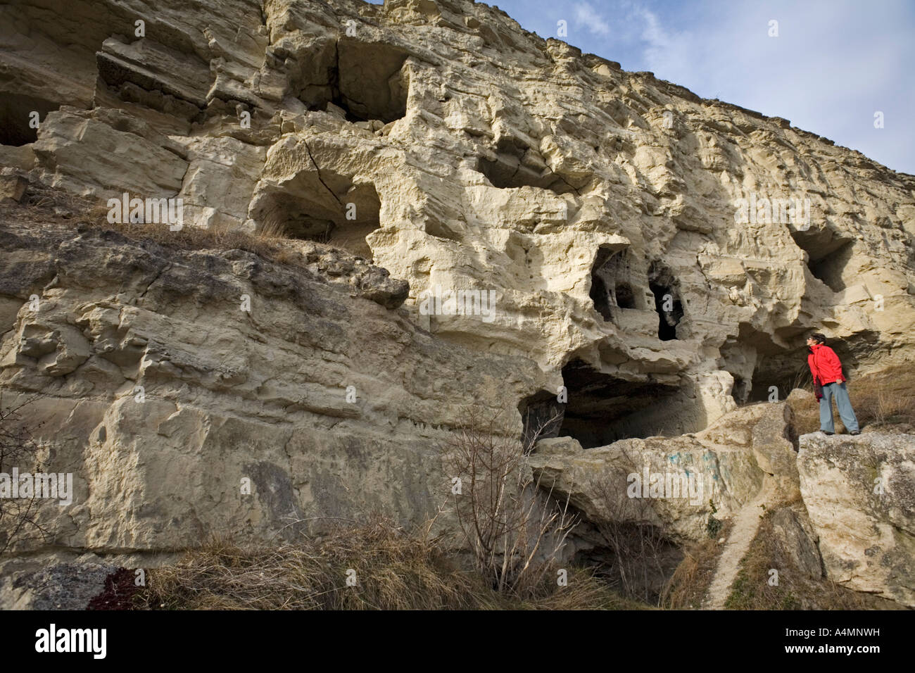 A view of the limestone cliff overhanging the White Rock Village. Vue ...
