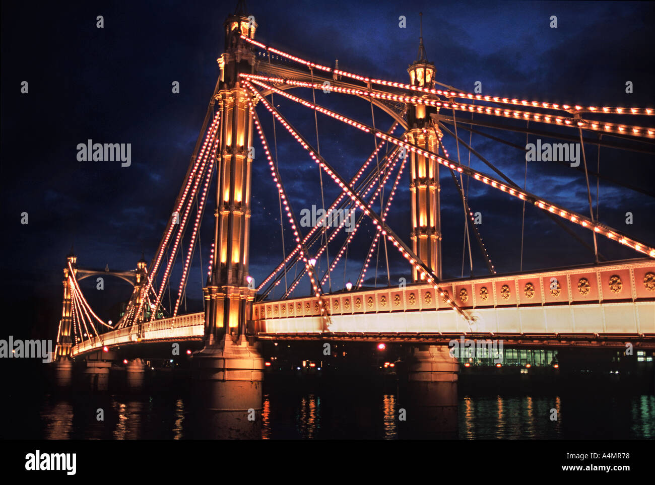 Chelsea embankment hi-res stock photography and images - Alamy