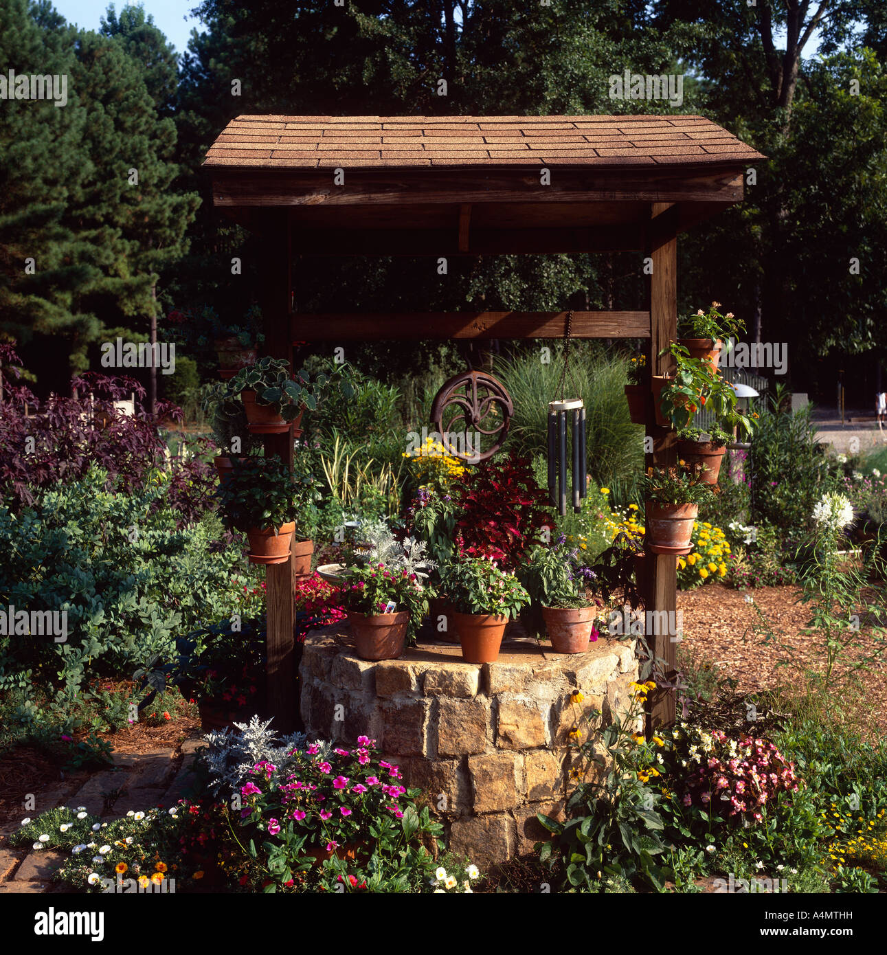 WISHING WELL WITH FLOWER POTS / GEORGIA Stock Photo - Alamy