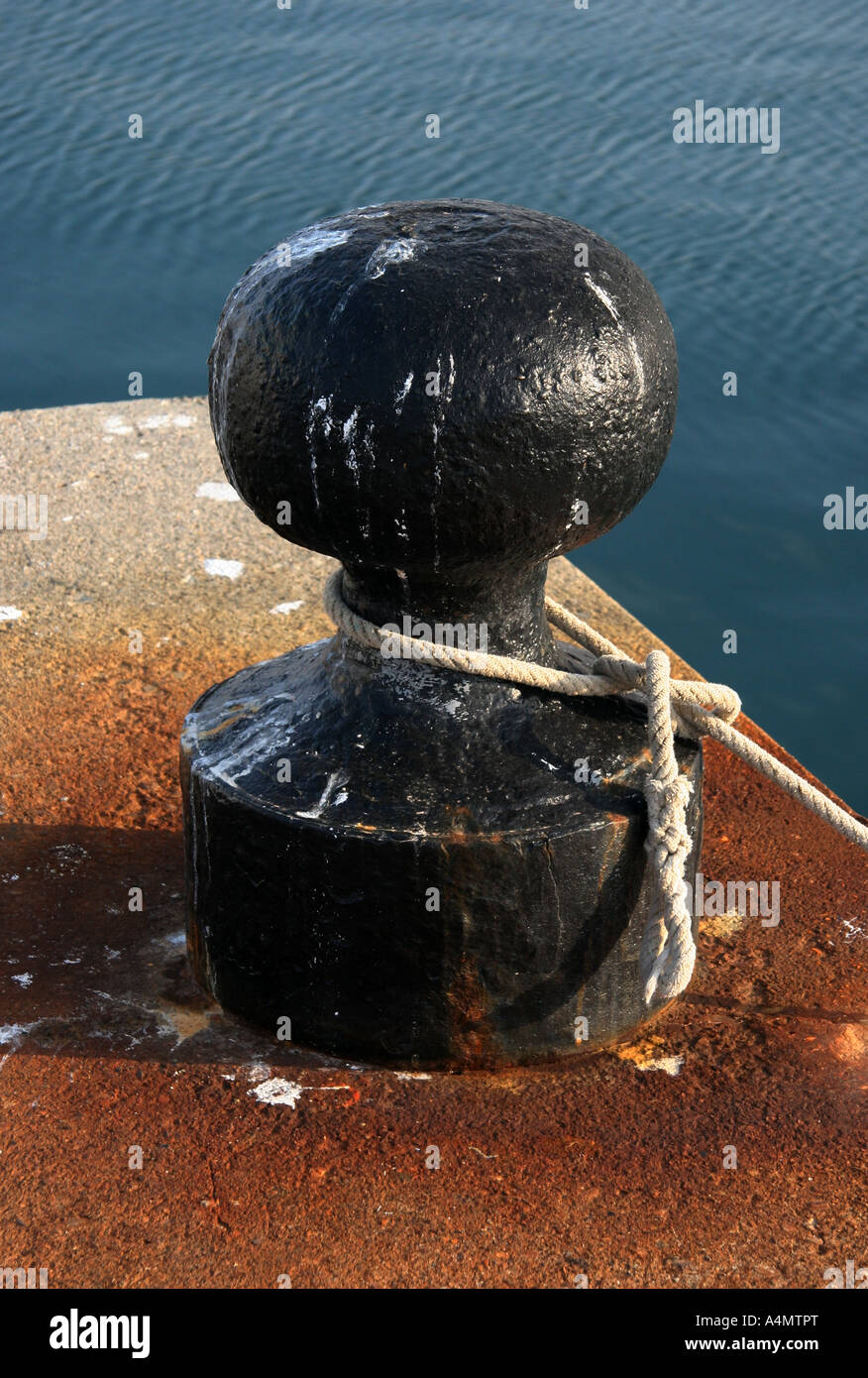 Mooring post hi-res stock photography and images - Alamy