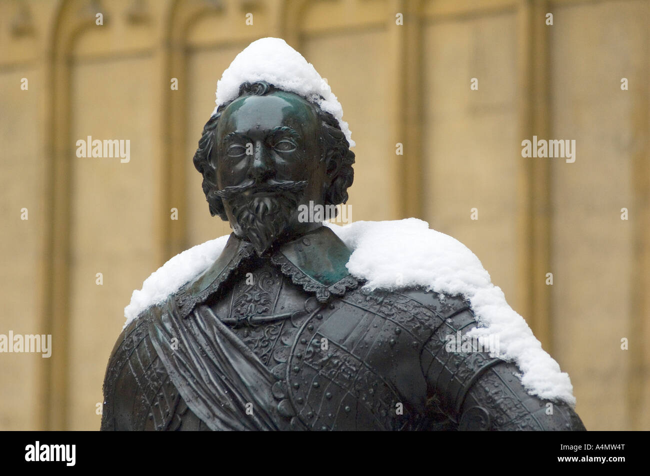 A snow covered statue in the quad at Bodlean Library Oxford Stock Photo ...