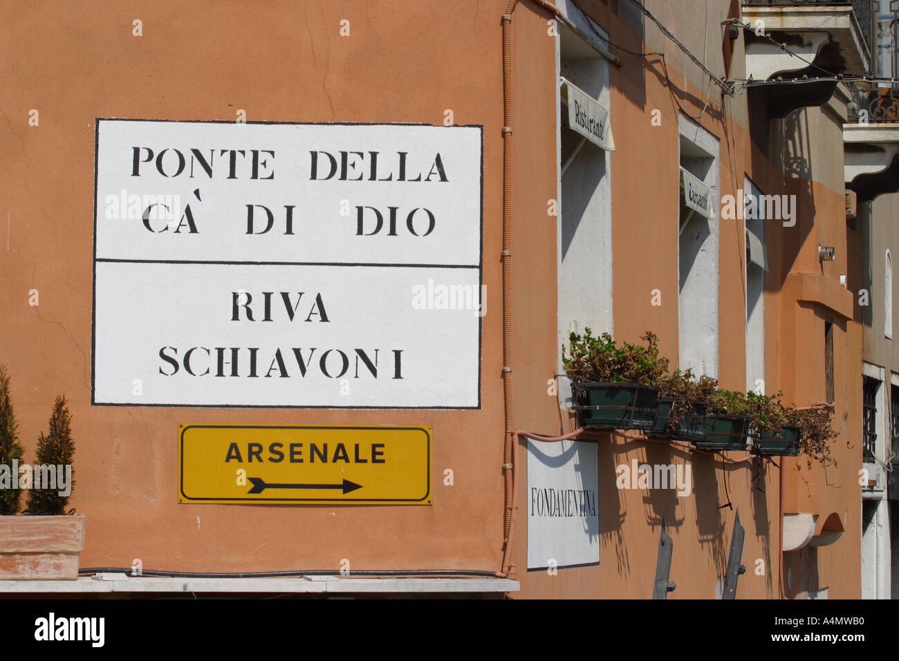 Venetian street scene hi-res stock photography and images - Alamy