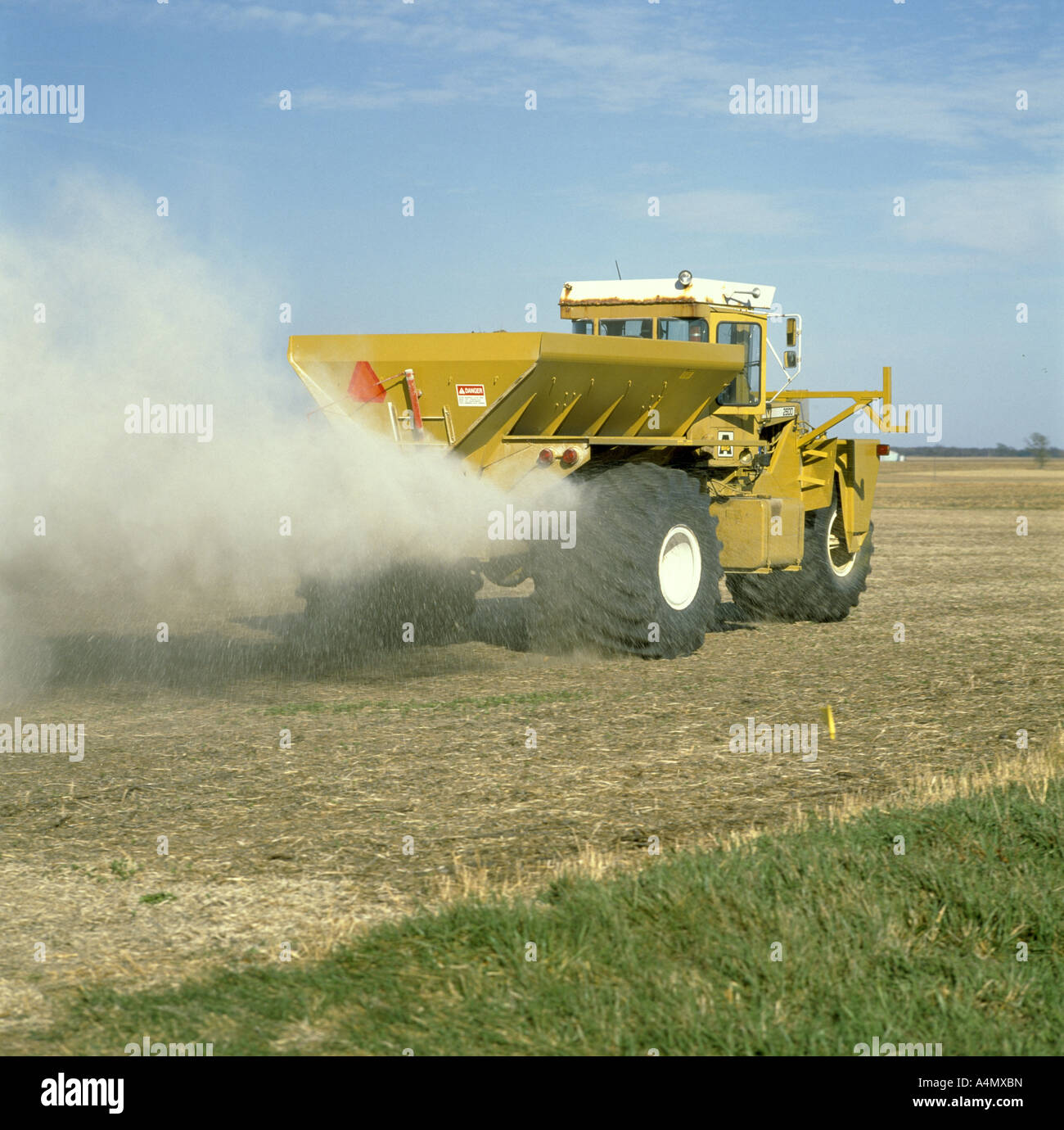 TERRAGATOR SPREADING DRY FERTILIZER /LLINOIS Stock Photo - Alamy