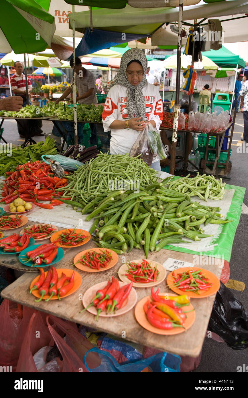 Malaysia Borneo Sarawak Kuching Sunday Market vegetable stalls Stock ...