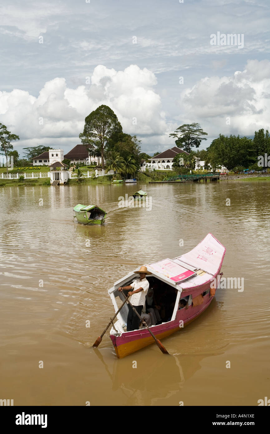 Malaysian tambang boat on sungai hi-res stock photography and images ...