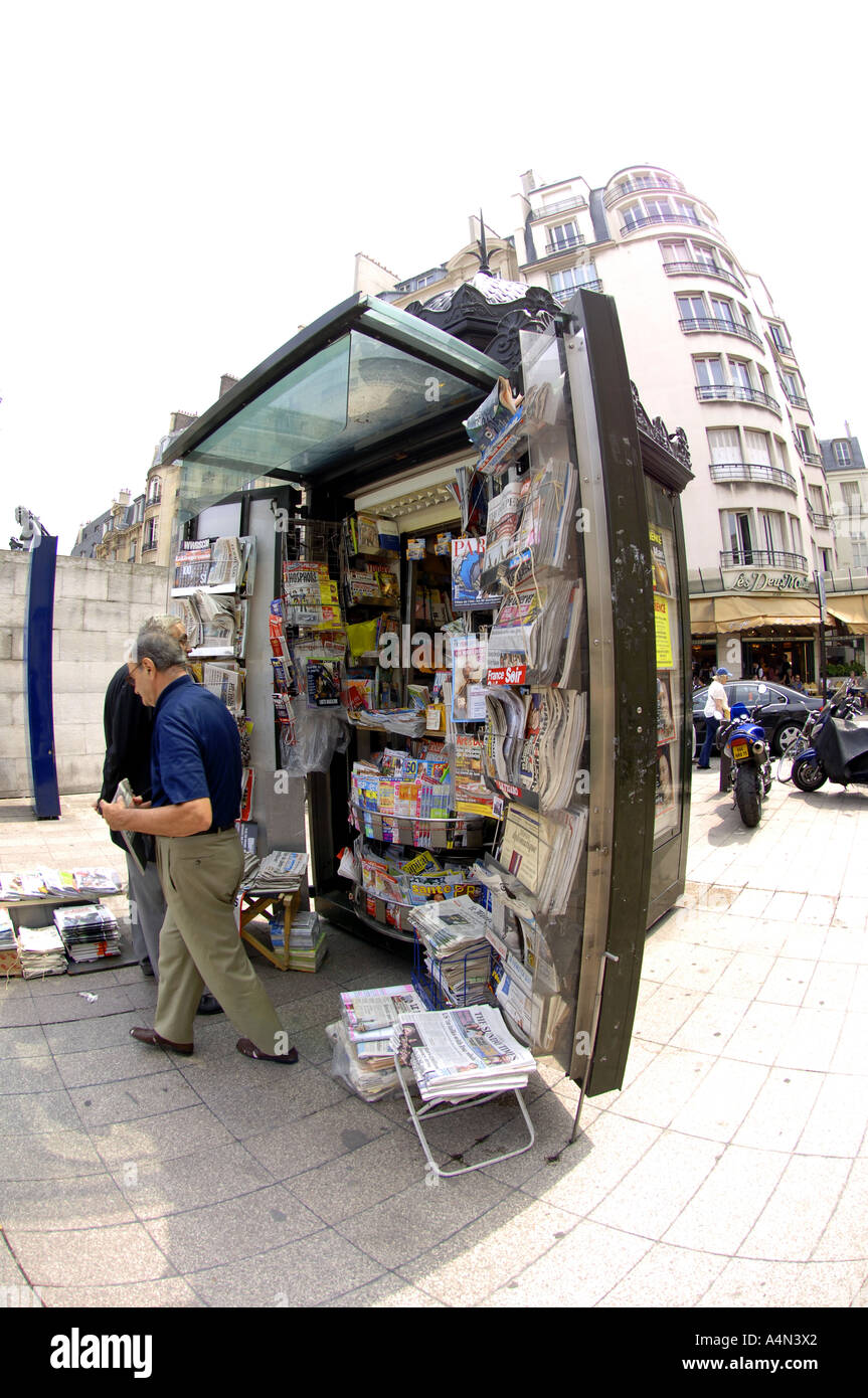 Old fashioned news stand hi-res stock photography and images - Alamy