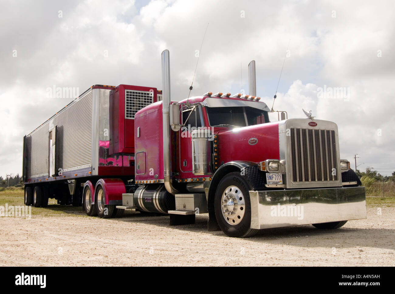 eighteen wheeler peterbilt Stock Photo - Alamy