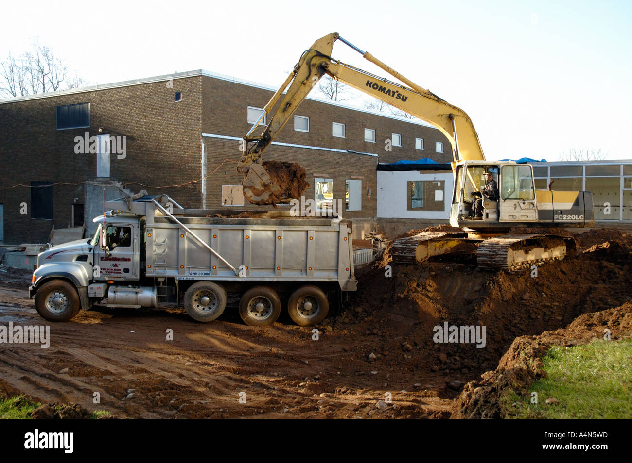 Excavator power shovel loading dirt into a dump truck Stock Photo - Alamy
