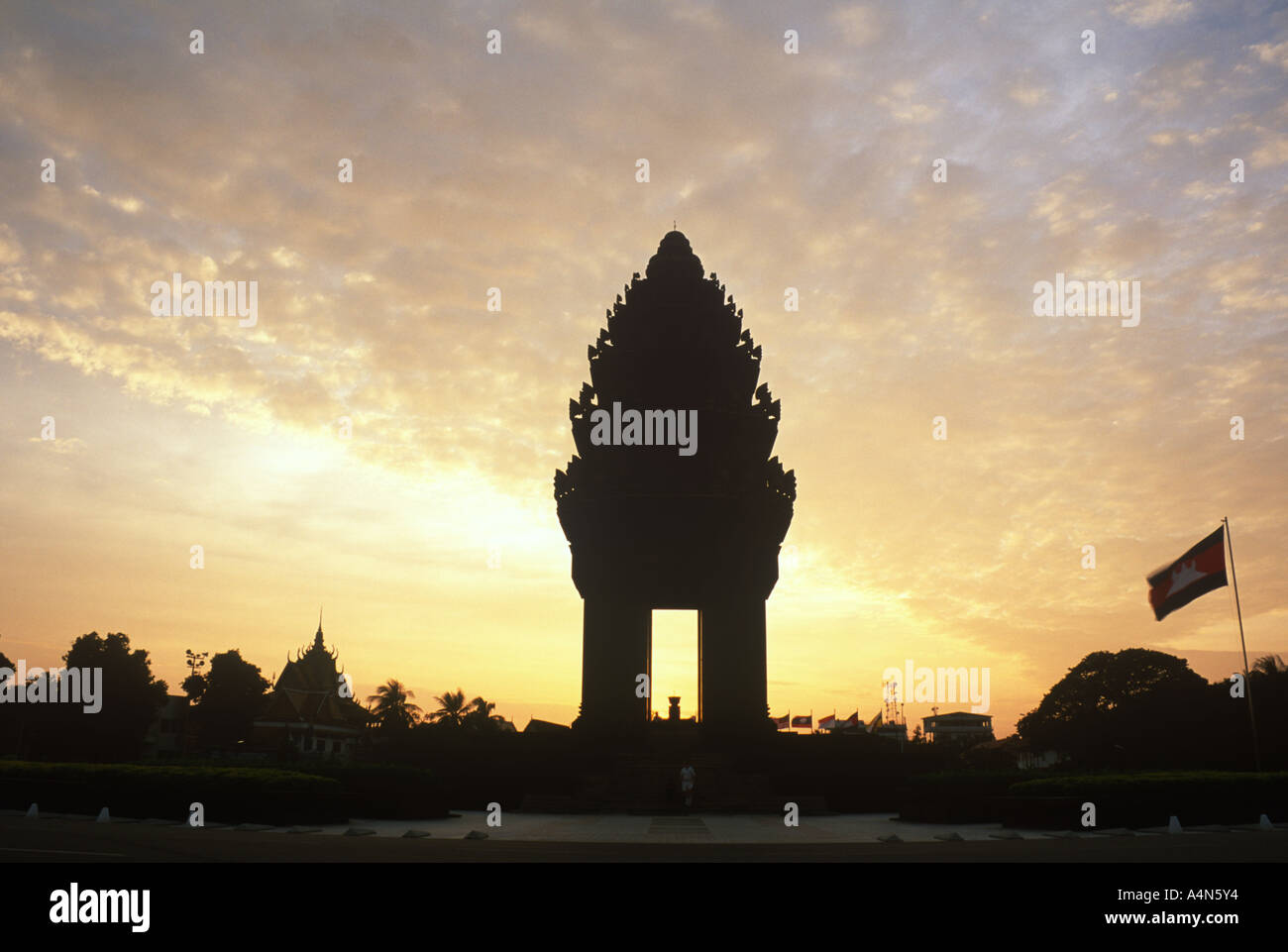 Independence monument dusk phnom hi-res stock photography and images ...