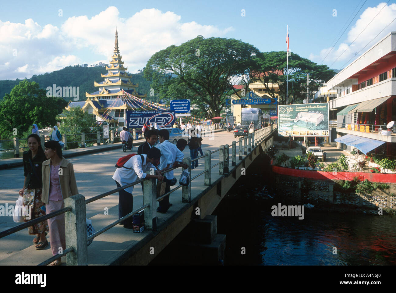 Thailand Mae Sai Bridge joining most northerly point in Thailand to ...