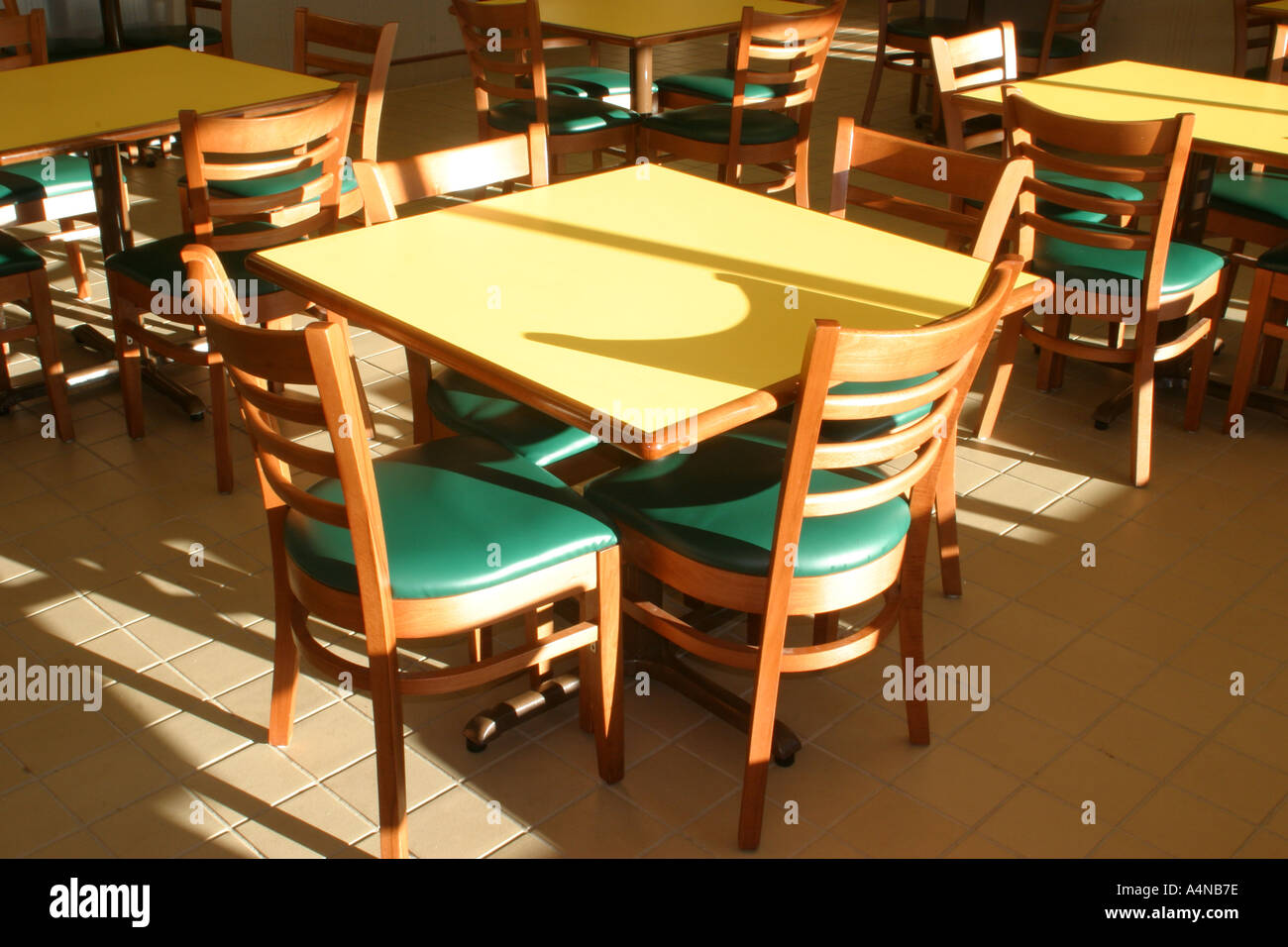 Empty restaurant table hi-res stock photography and images - Alamy