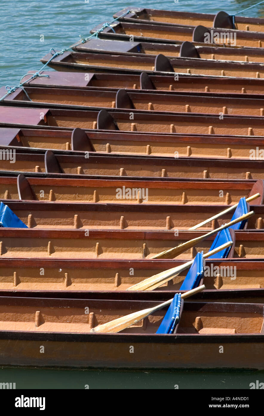 Oxford boats boating punting punt hi-res stock photography and images ...