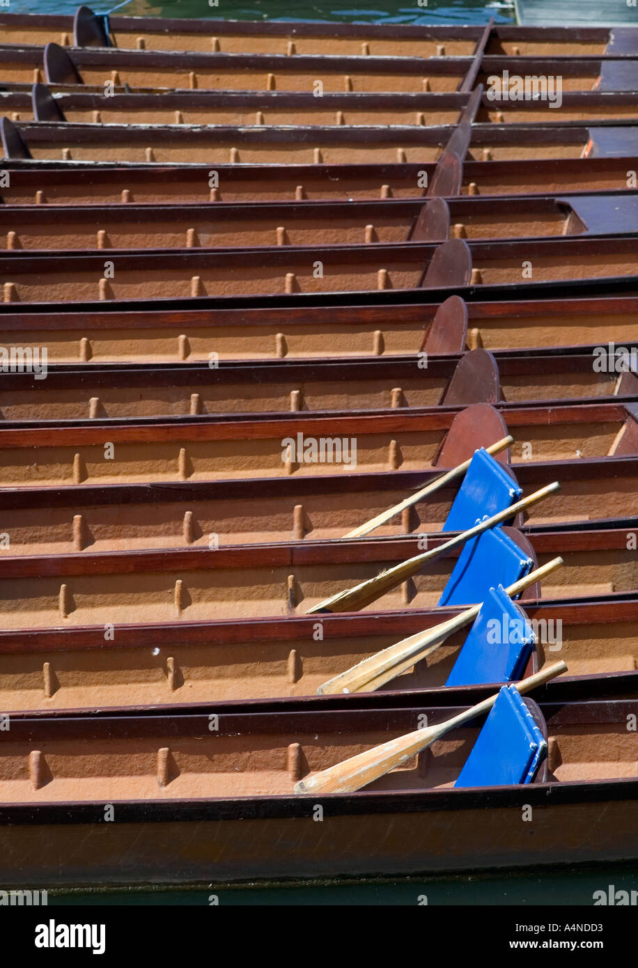 Oxford boats boating punting punt hi-res stock photography and images ...