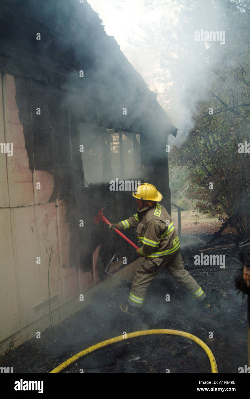 Fire fighters from several agencies fight a structure fire on Dupont ...