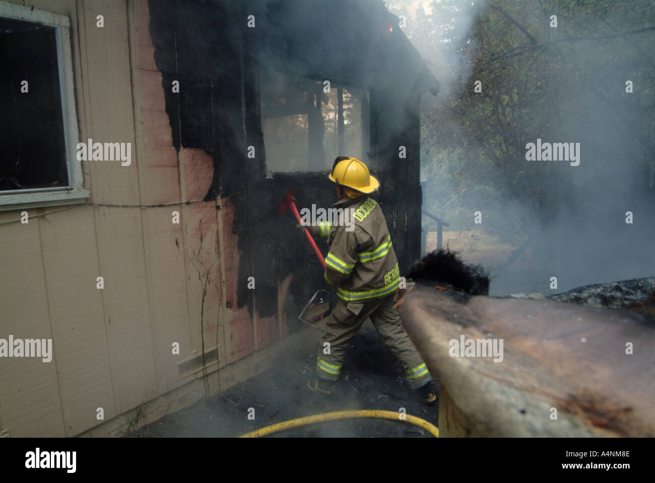 Fire fighters from several agencies fight a structure fire on Dupont ...