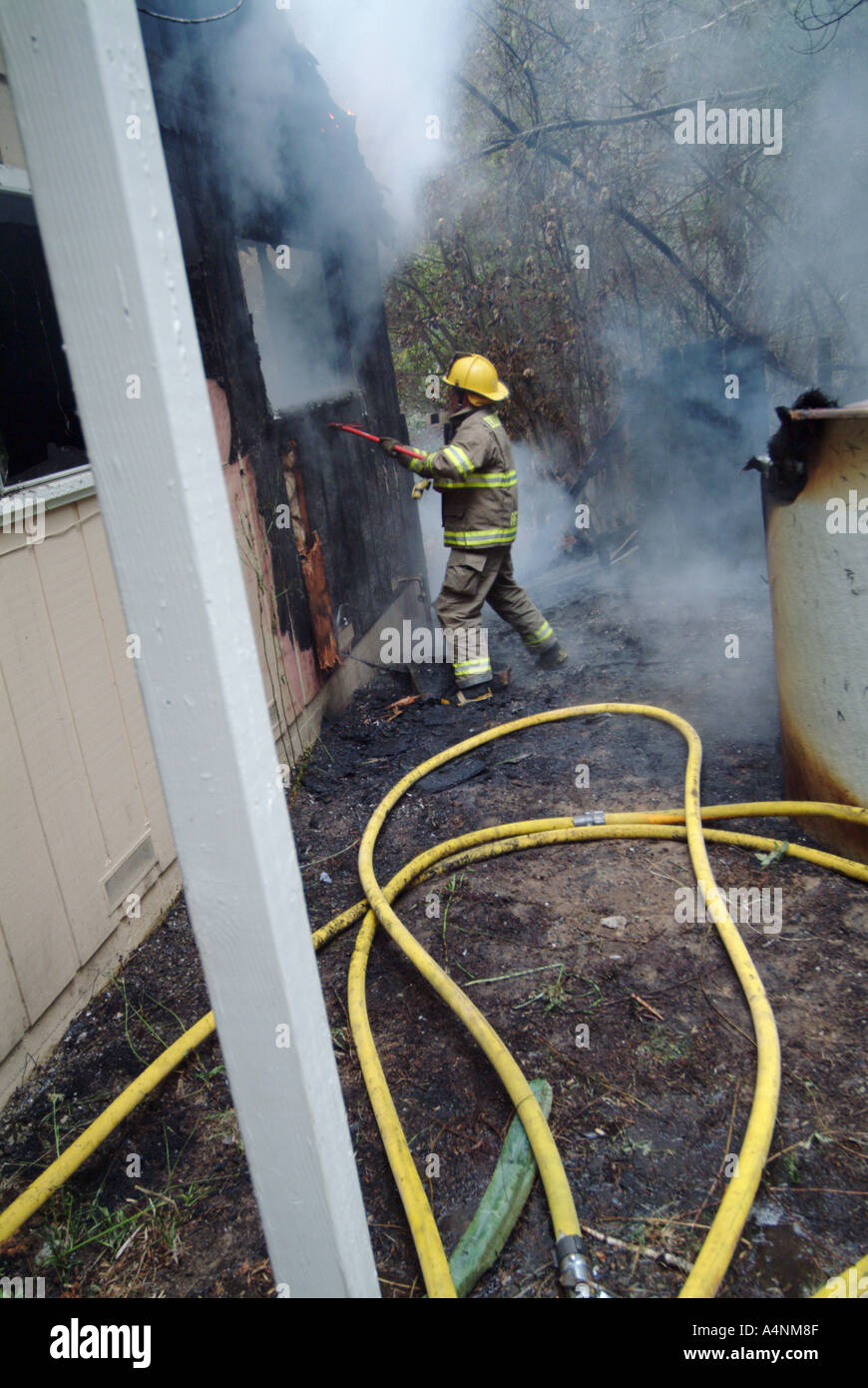 Fire fighters from several agencies fight a structure fire on Dupont ...