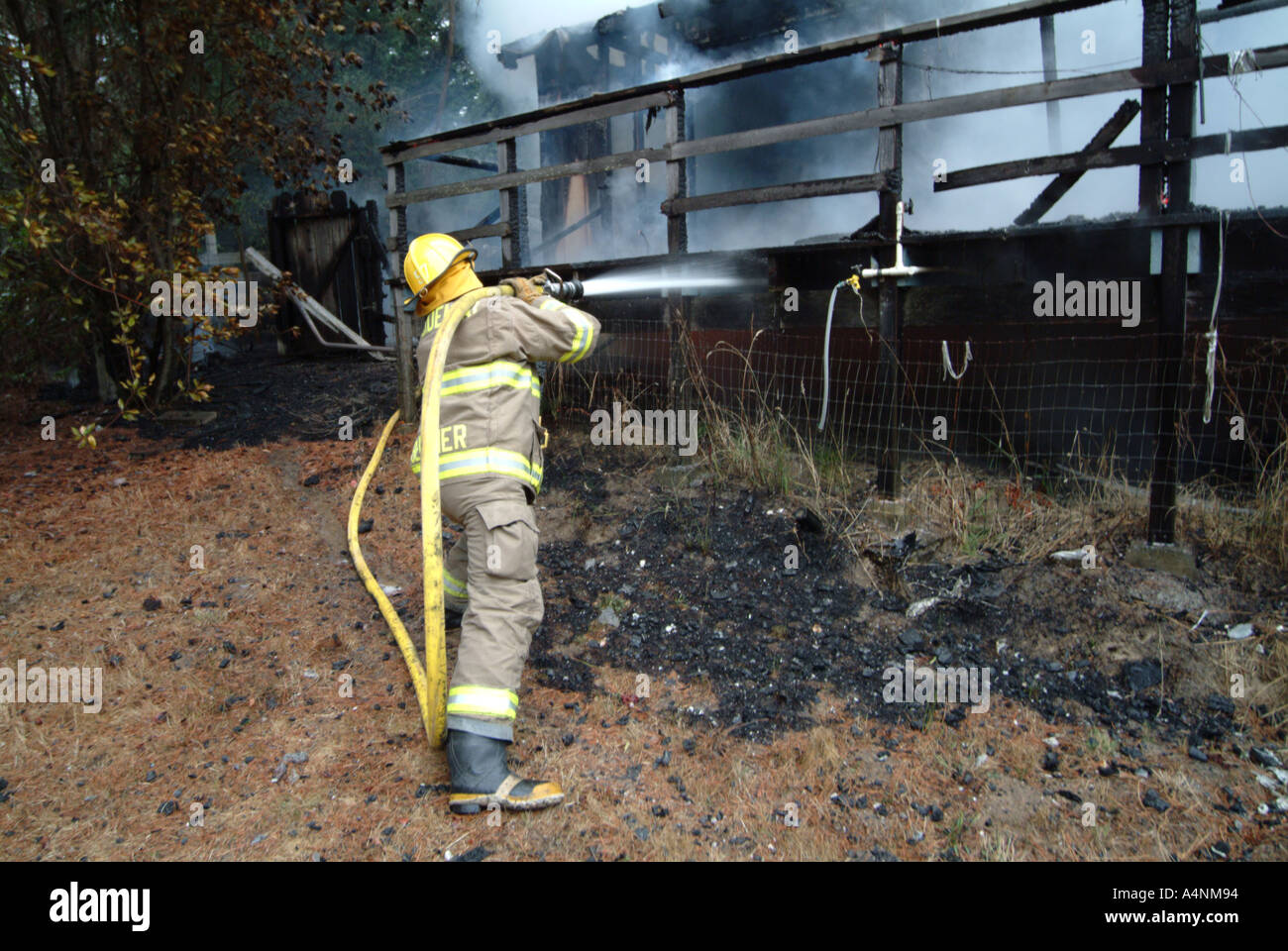 Fire fighters from several agencies fight a structure fire on Dupont ...