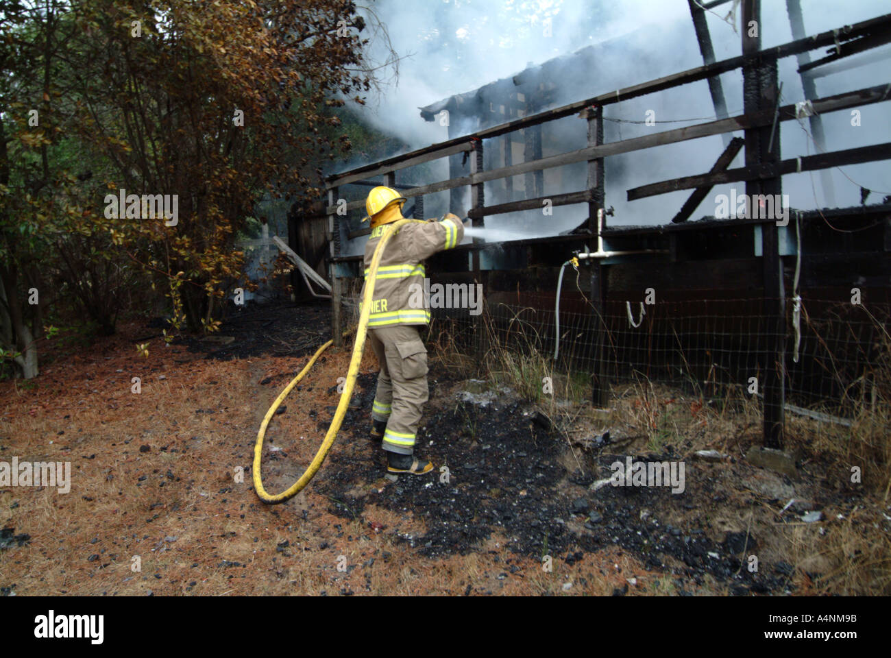 Fire fighters from several agencies fight a structure fire on Dupont ...