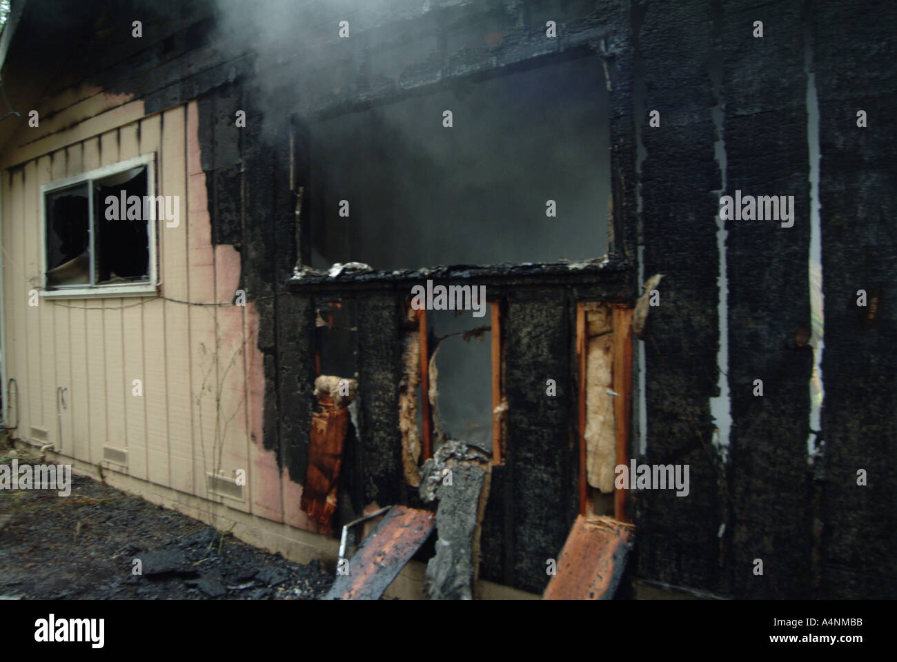 Fire fighters from several agencies fight a structure fire on Dupont ...