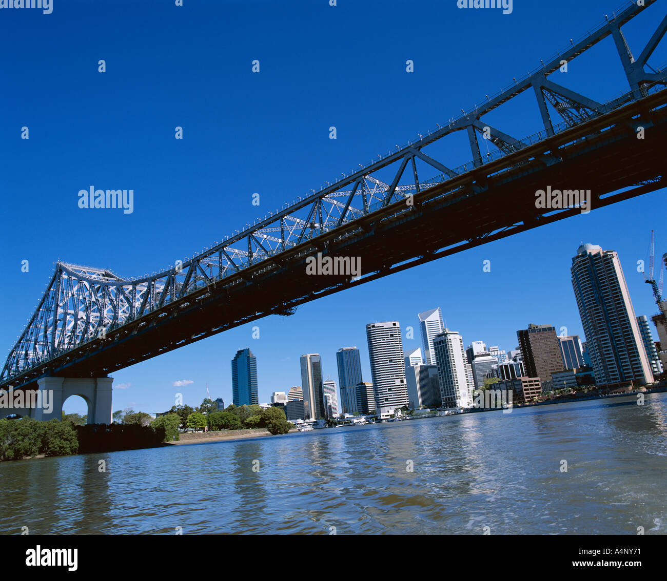 The Storey Bridge and city skyline across the Brisbane River Brisbane ...