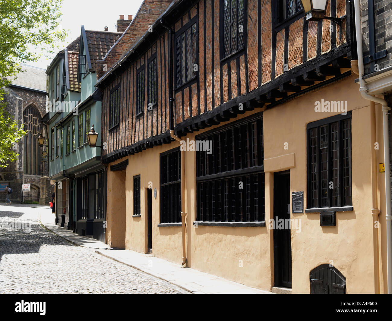 Traditional norfolk cobbled wall hi-res stock photography and images ...