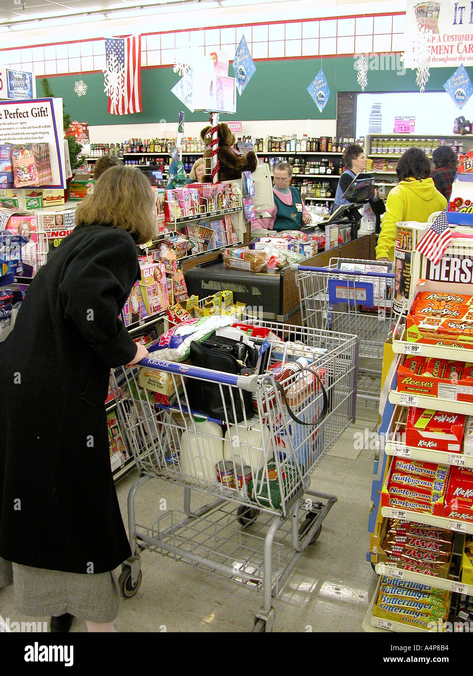 Activity at a grocery super market check out line Stock Photo - Alamy