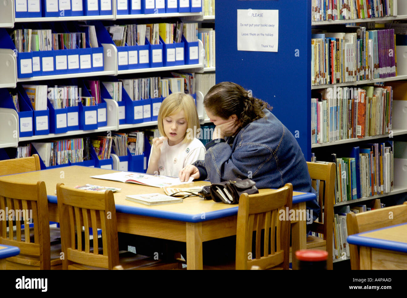 Reading children parents classroom hi-res stock photography and images ...