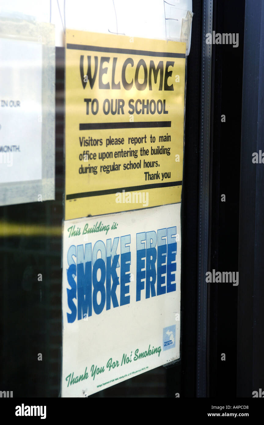 Smoking cigarettes school hi-res stock photography and images - Alamy
