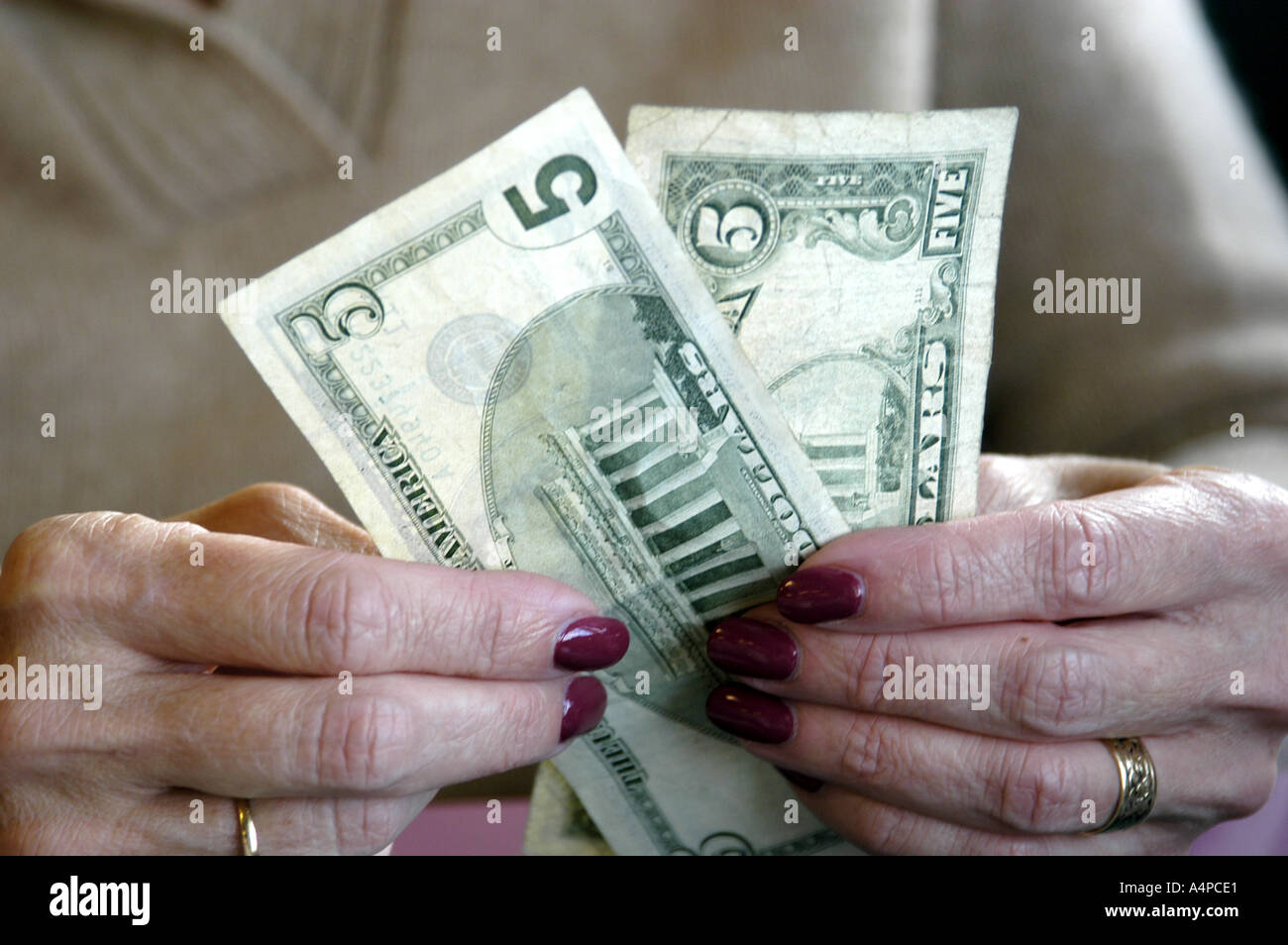 Hand holding guest check and money ready to pay bill Stock Photo - Alamy