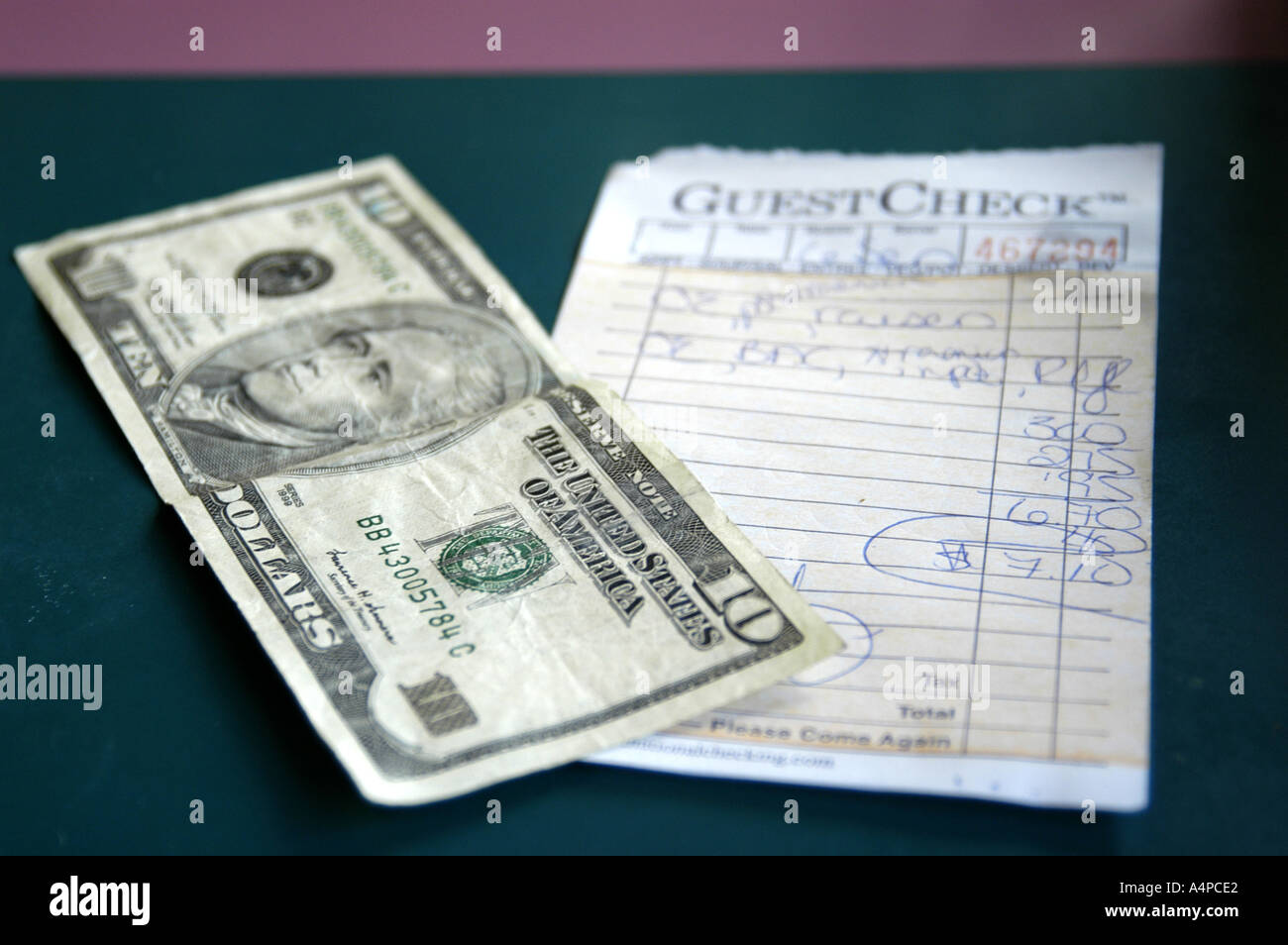 Hand holding guest check and money ready to pay bill Stock Photo - Alamy