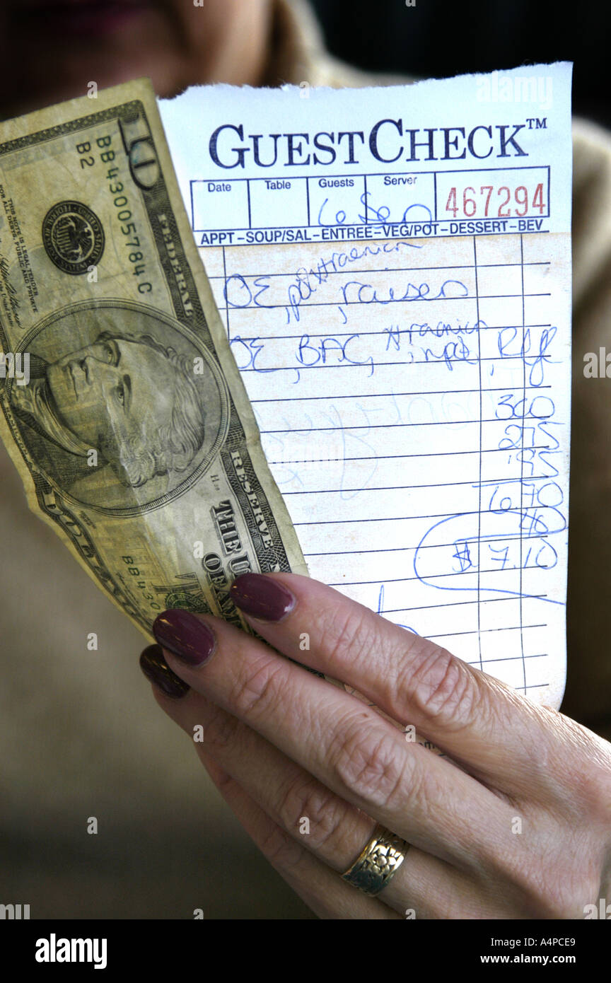 Hand holding guest check and money ready to pay bill Stock Photo - Alamy