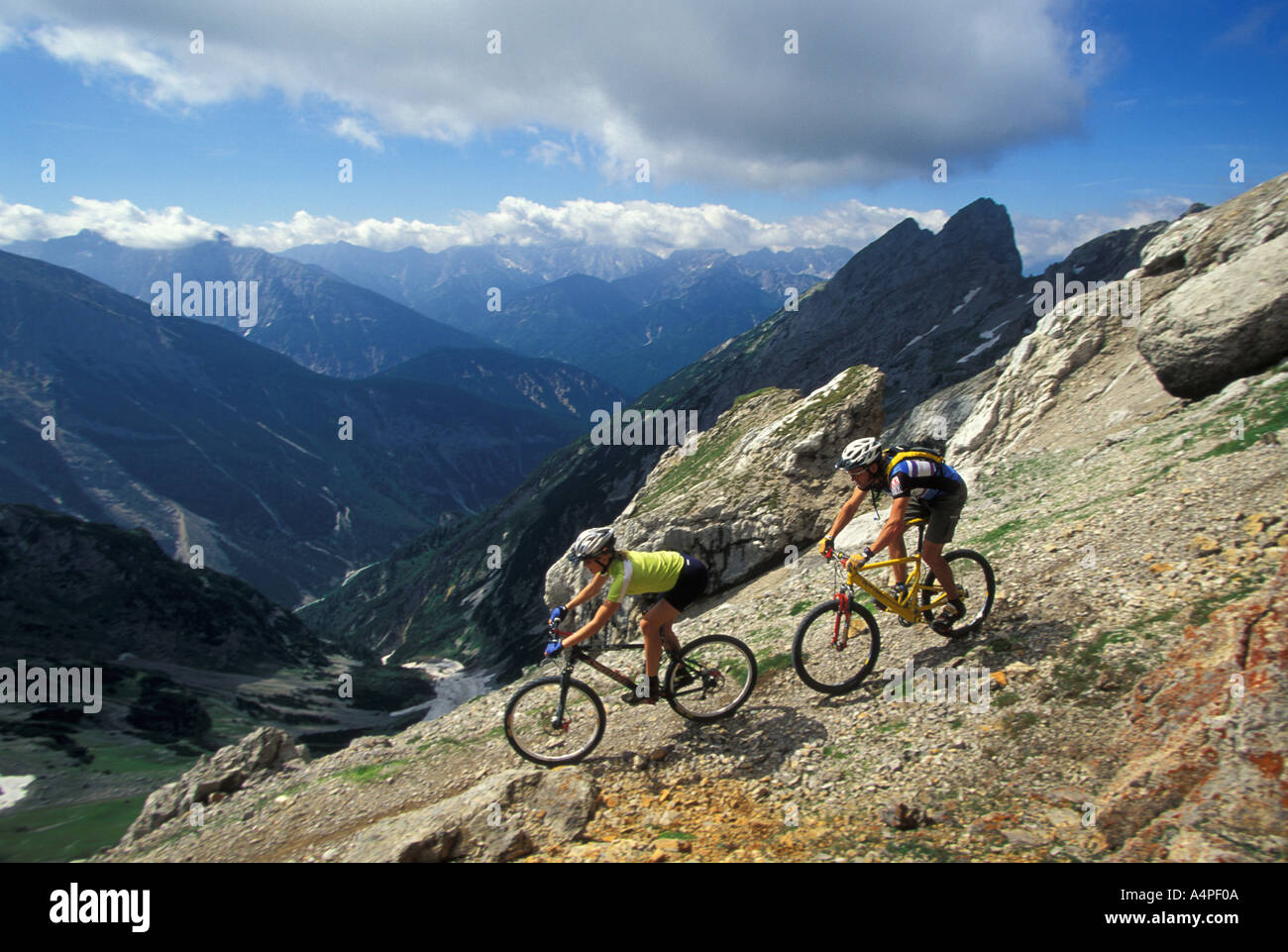 Mountainbike people human hi-res stock photography and images - Alamy