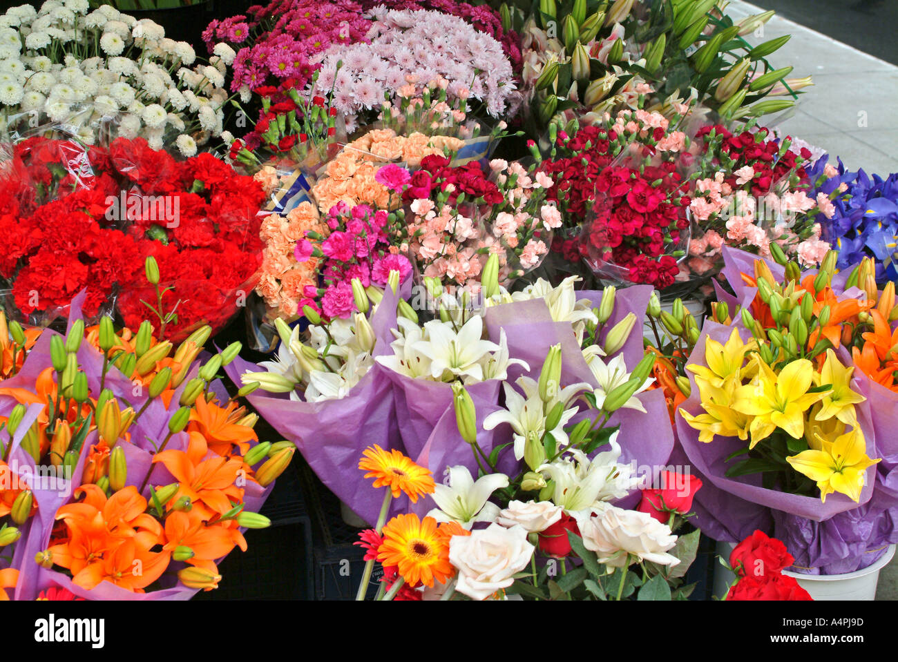 Bouquets of flowers at outdoor flower shop Stock Photo - Alamy