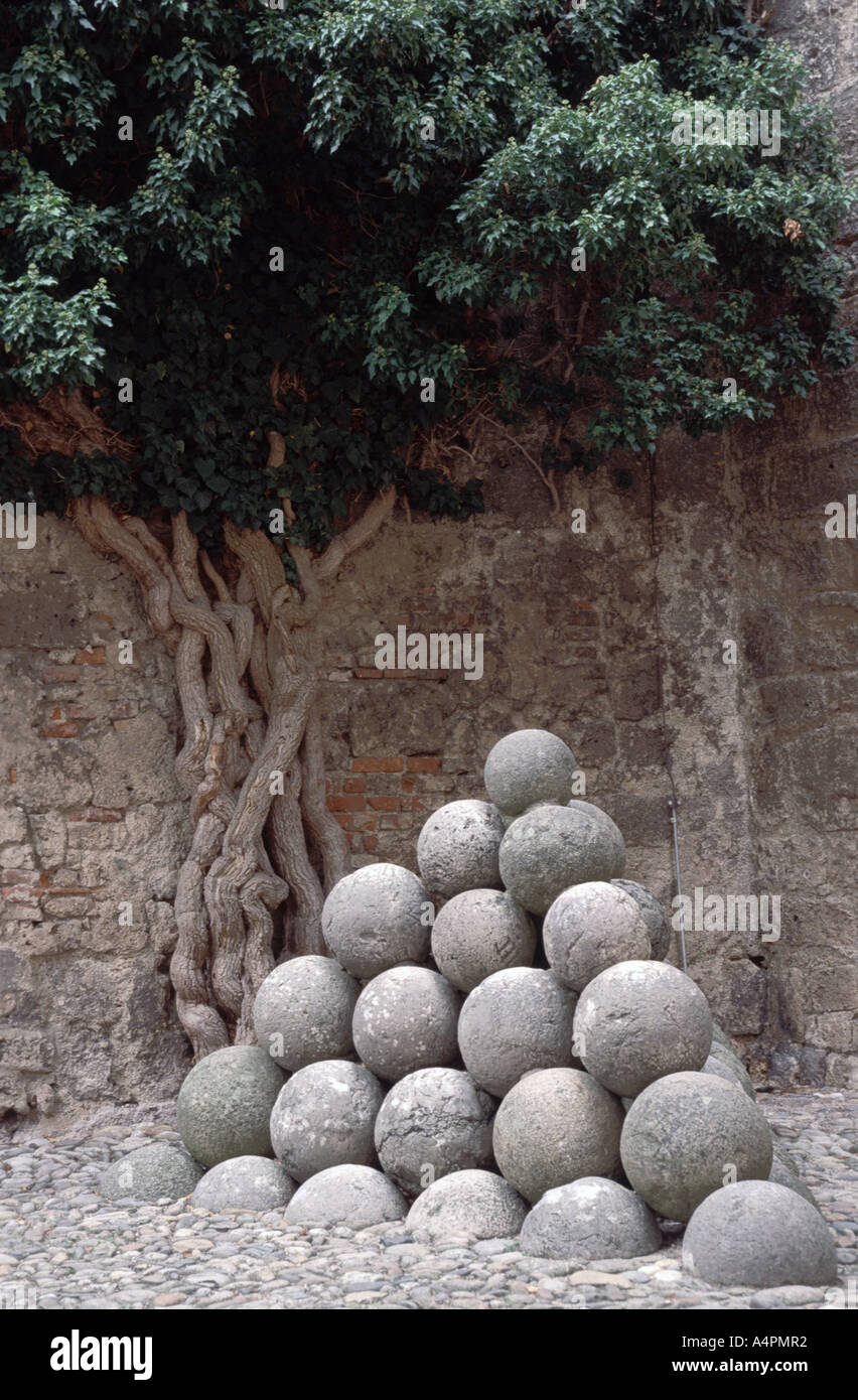 Medieval cannon balls hi-res stock photography and images - Alamy