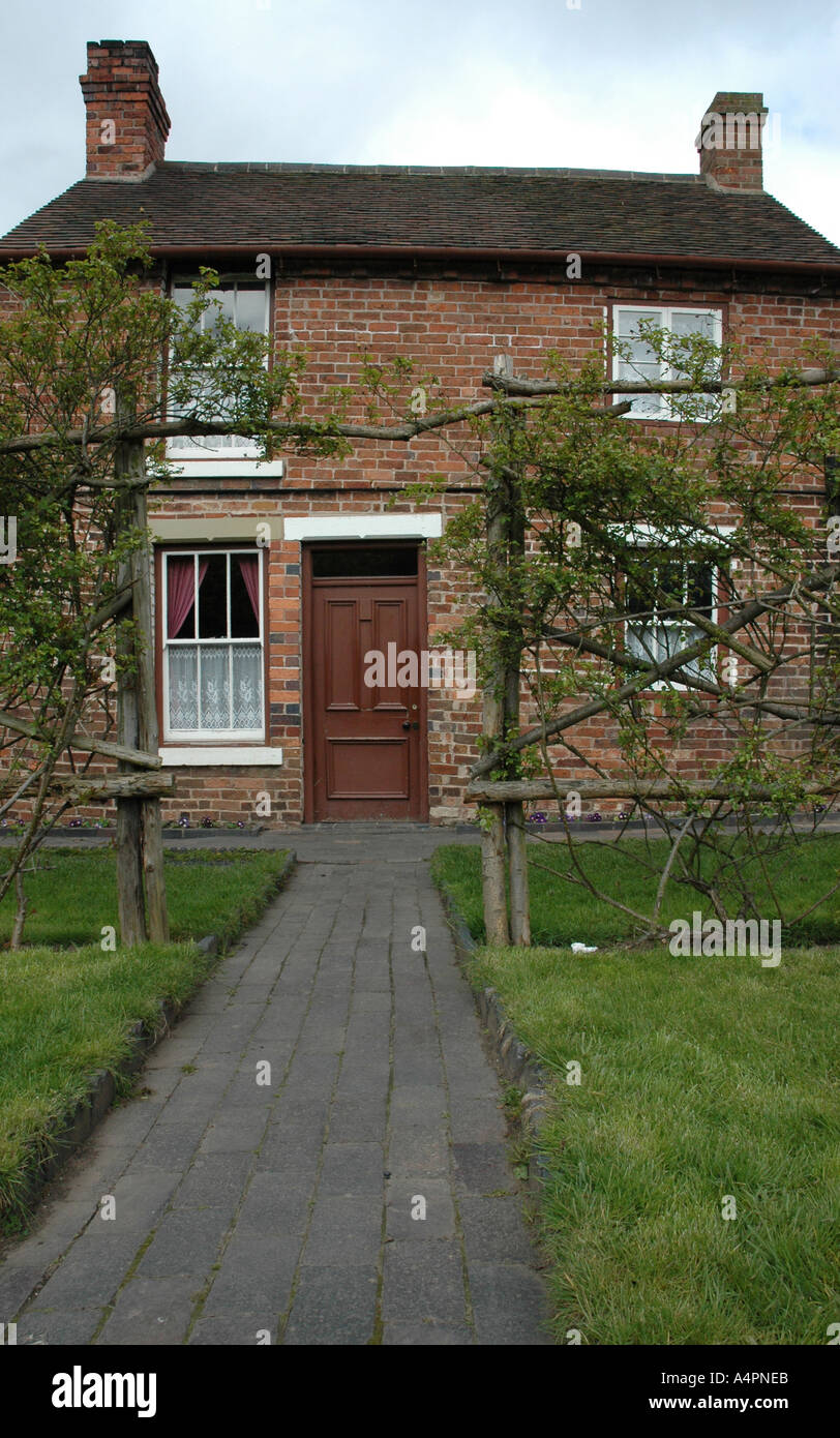 Traditional English country house Stock Photo - Alamy