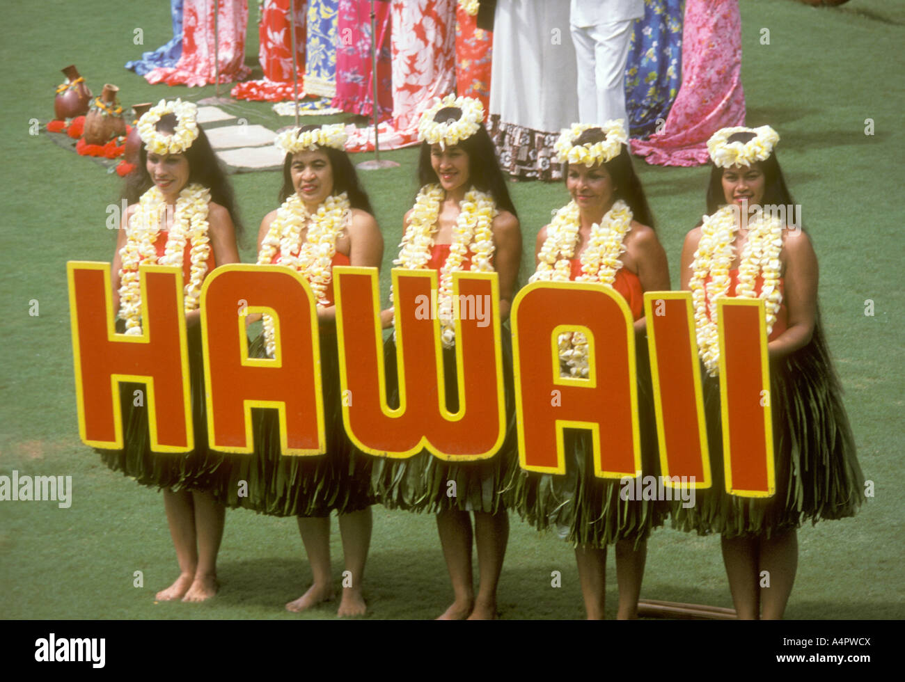 Hawaii dancers beach hi-res stock photography and images - Alamy