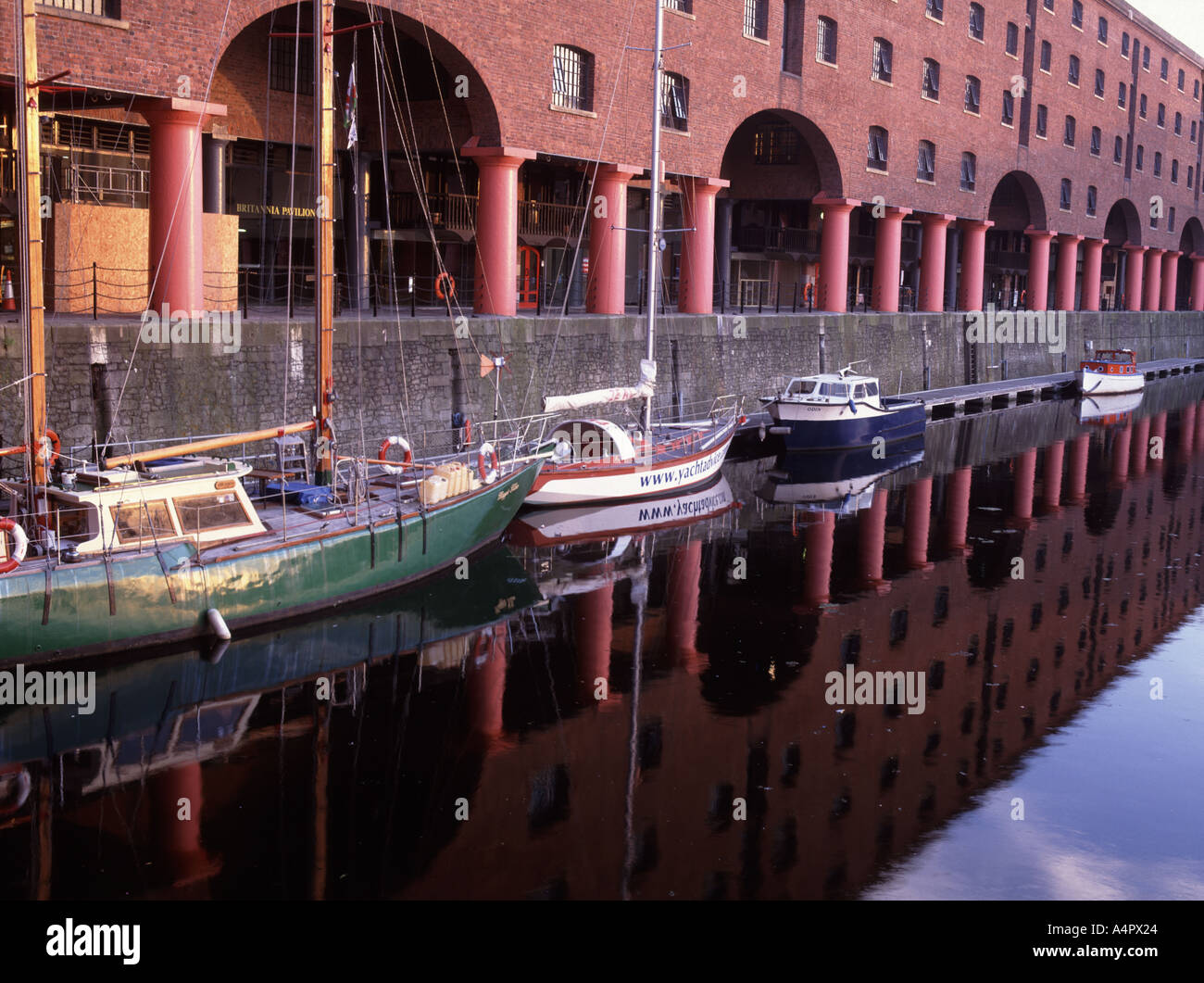 Liverpool docks visitors hi-res stock photography and images - Alamy