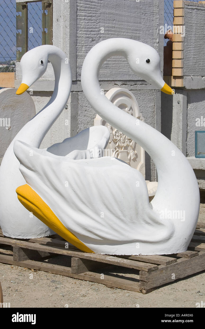 White swan statues hi-res stock photography and images - Alamy