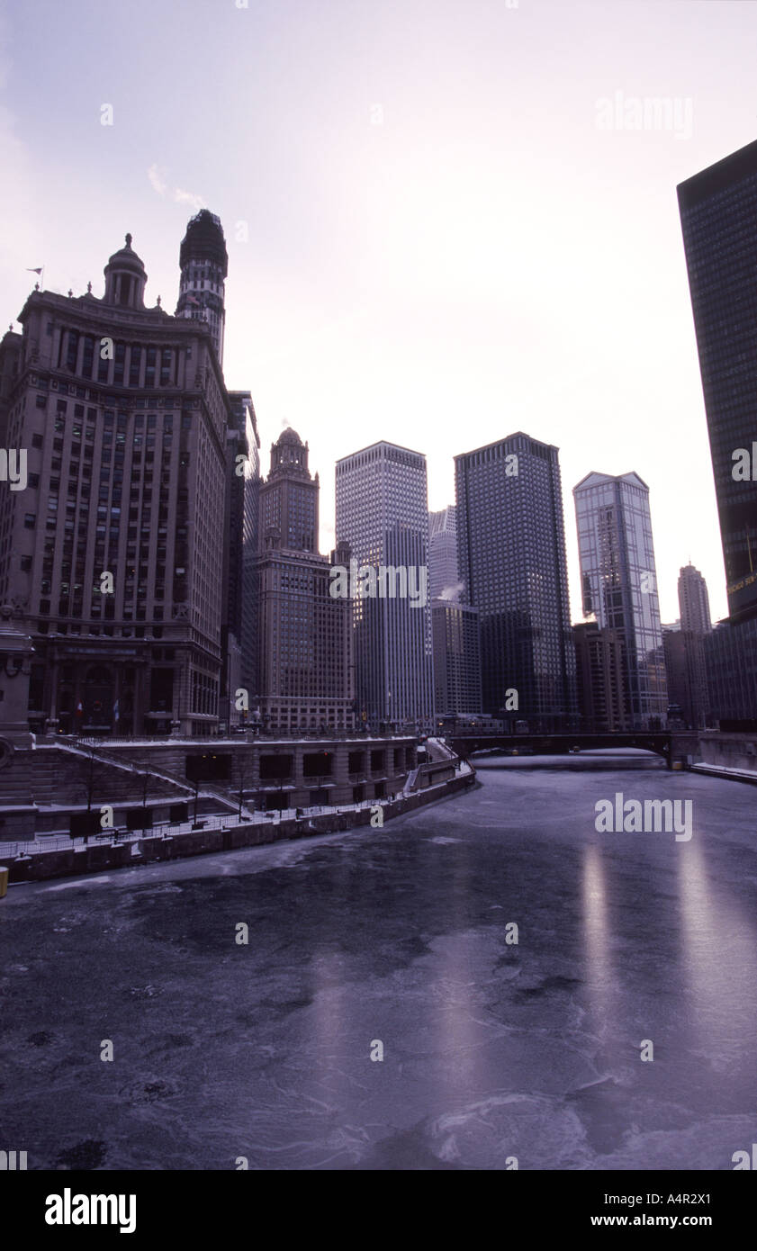 Usa chicago chicago river frozen hi-res stock photography and images ...