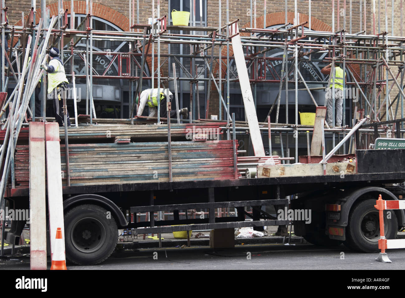Scaffolding scaffold workmen hi-res stock photography and images - Alamy