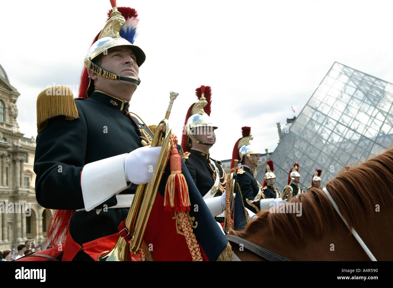 French Republican guards on show in front of the Louvre museum in Paris ...